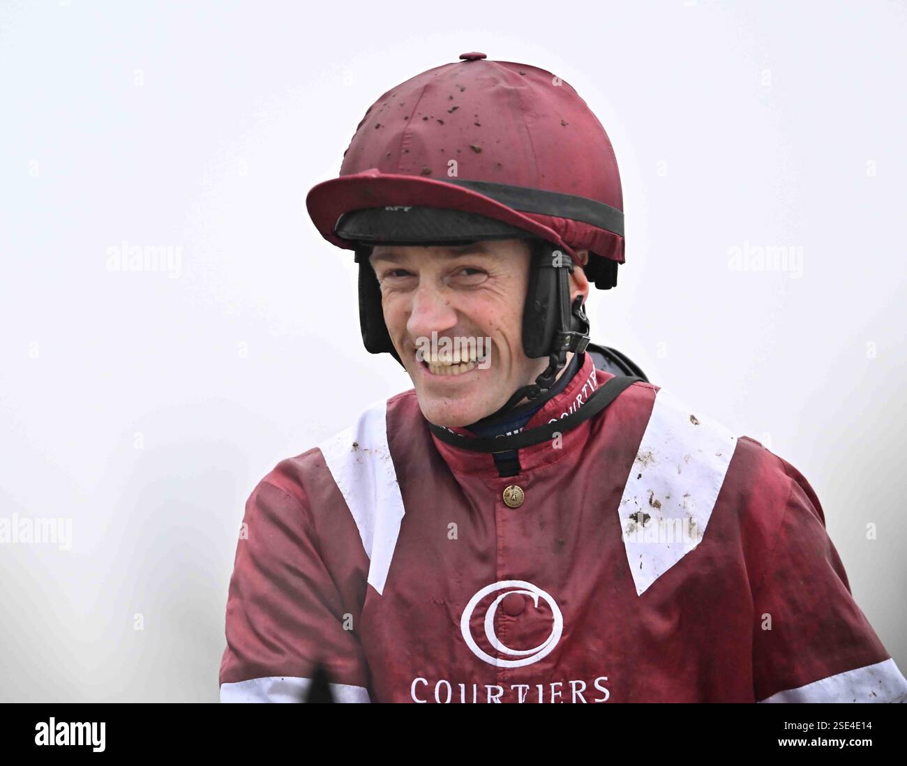 Newbury, UK. 8th Feb, 2025. Sam Twiston-Davies salutes the crowd after ...