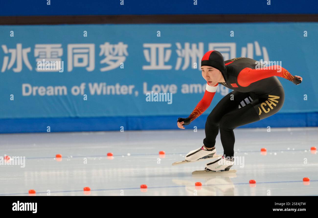 (250208) -- HARBIN, Feb. 8, 2025 (Xinhua) -- Han Mei of China competes ...