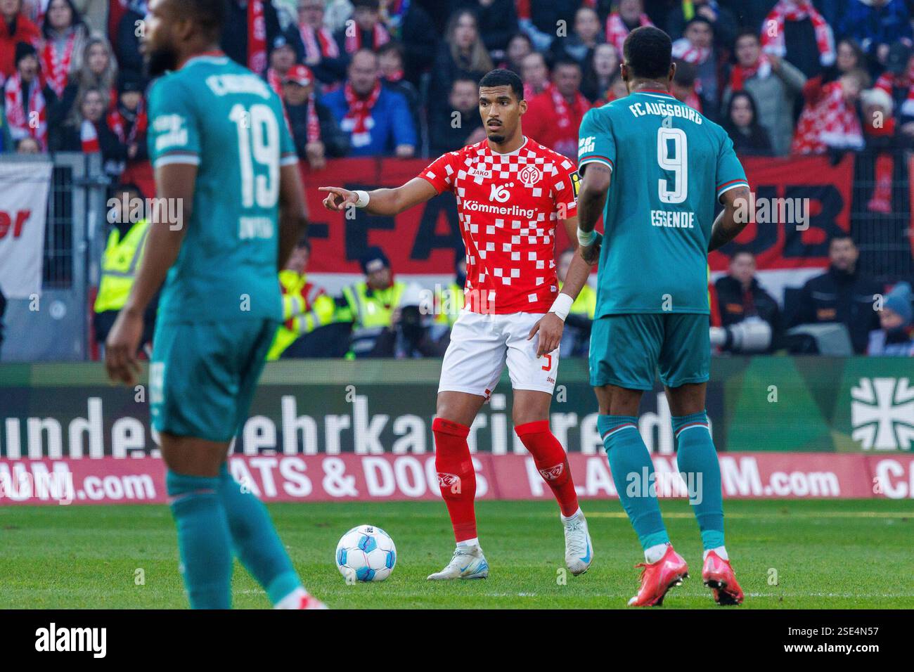 Moritz Jenz (1. FSV Mainz 05 #3) dirigiert seine Mitspieler Spiel vom ...