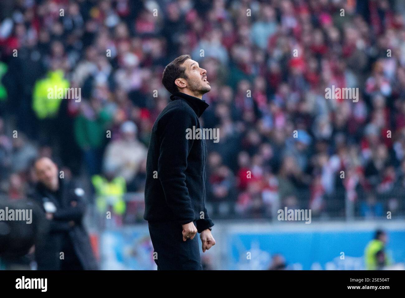 Julian Schuster (SC Freiburg, Trainer) schaut nach oben, GER, SC ...