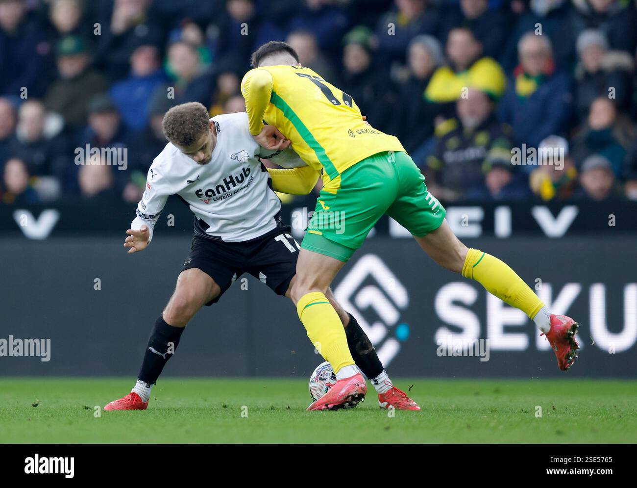 Derby County's Kenzo Goudmijn (left) and Norwich City's Ante Crnac ...