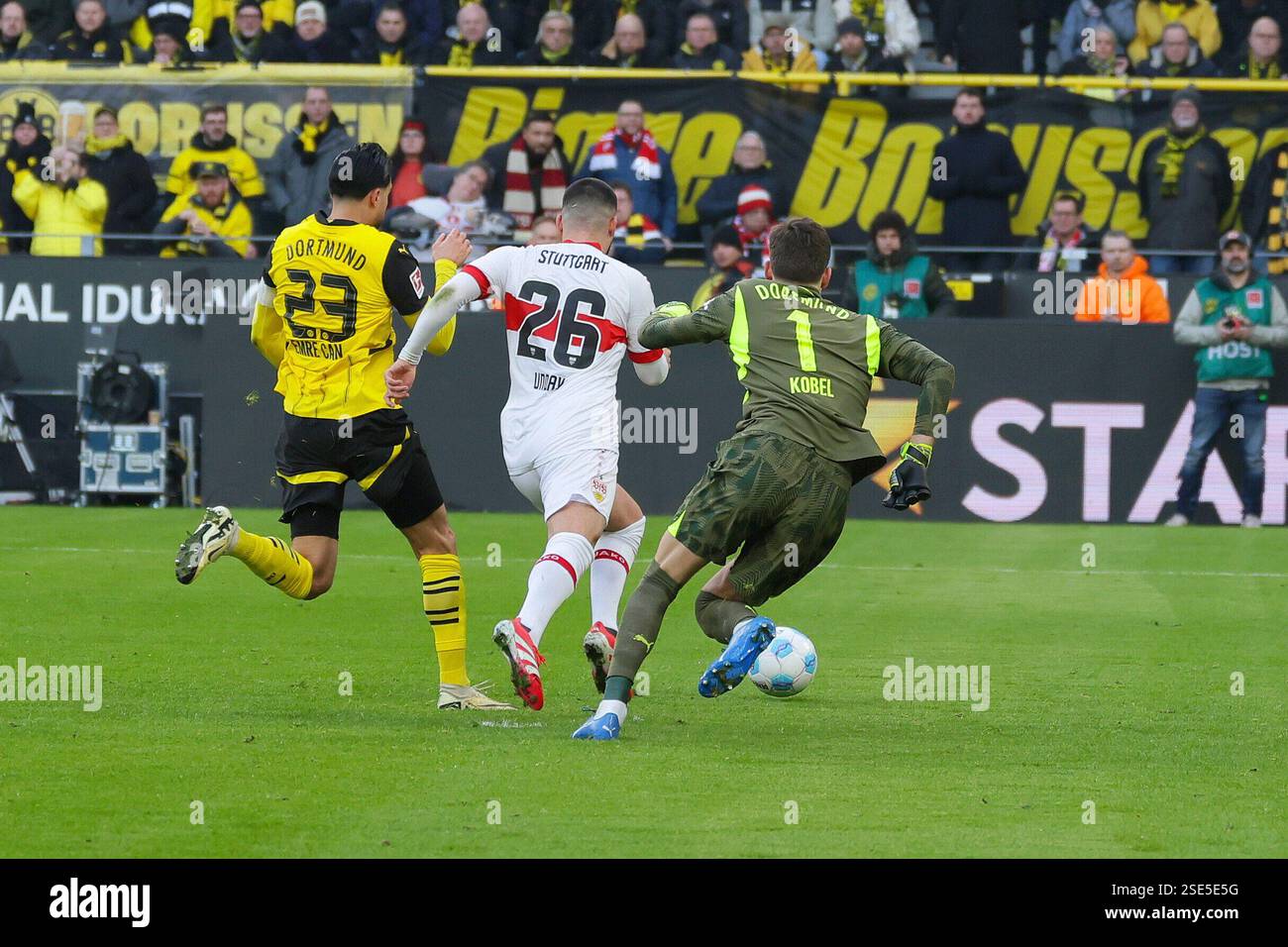 Dortmund, Deutschland. 08th Feb, 2025. Fußball, 1. Bundesliga: Borussia Dortmund - VfB Stuttgart ...