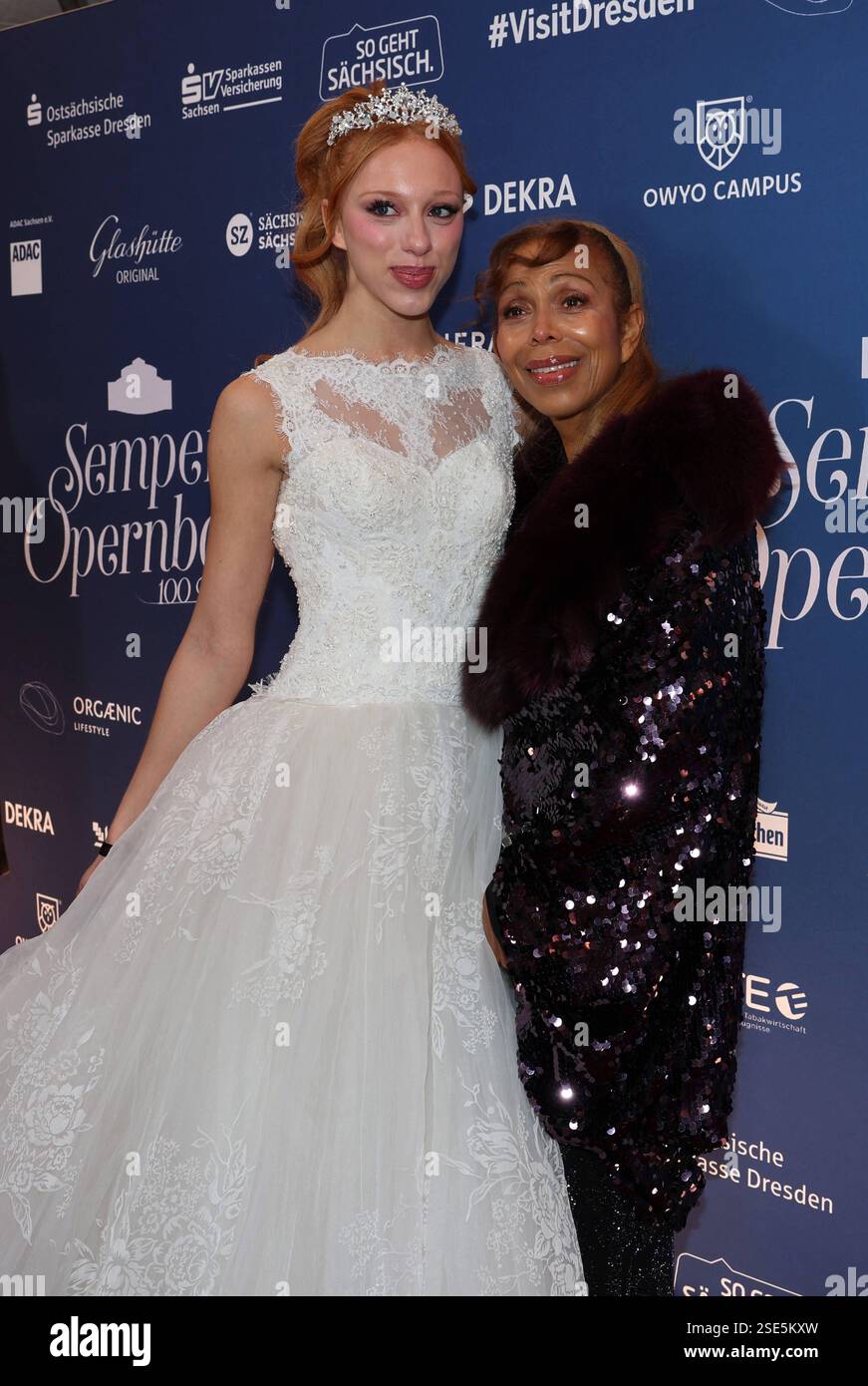 Anna Ermakova mit Mutter Angela Ermakova beim 17. SemperOpernball 2025 ...