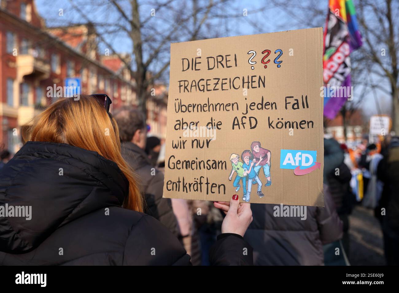 Eine Demonstrantin mit Schild Die drei Fragezeichen übernehmen jeden Fall aber die AfD können ...