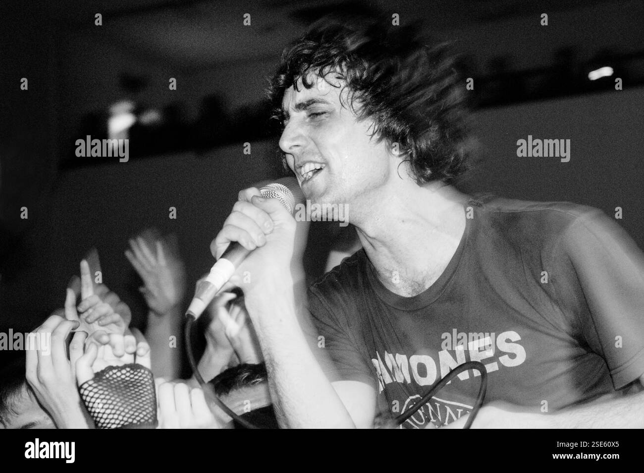 THE RAPTURE, YOUNG, CONCERT, 2004: Singer LUKE JENNER from the RAPTURE ...