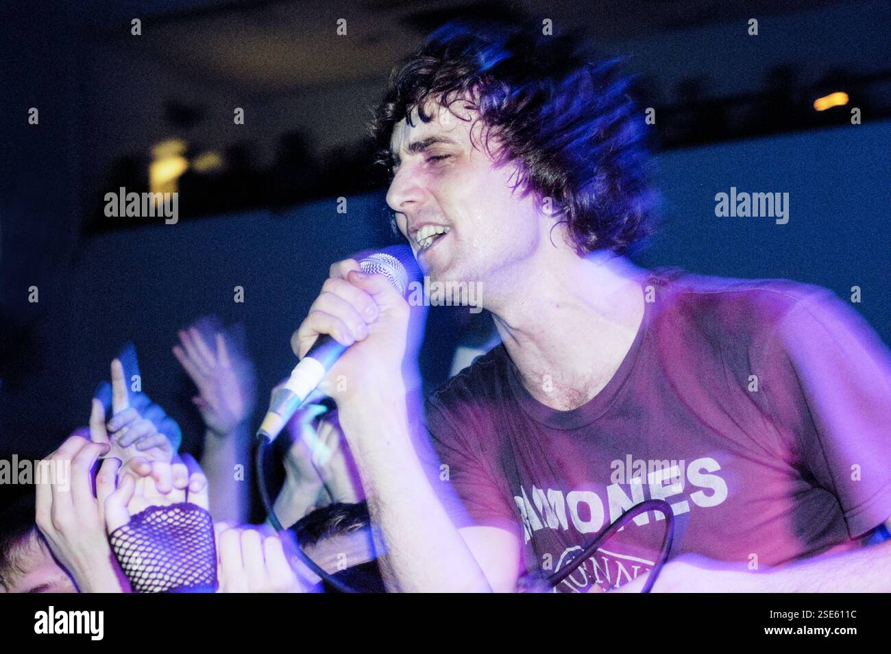 THE RAPTURE, YOUNG, CONCERT, 2004: Singer LUKE JENNER from the RAPTURE ...