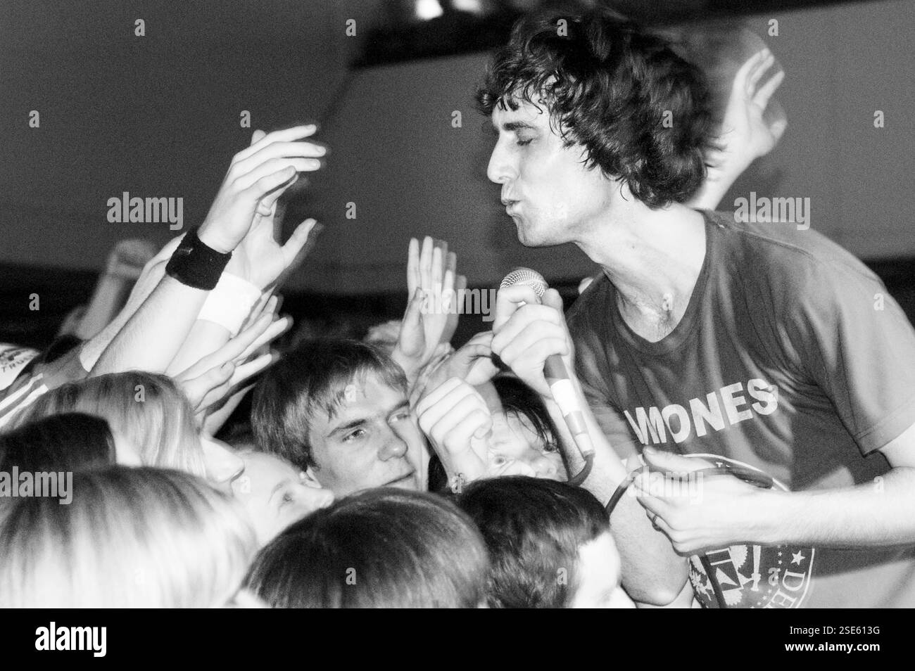 THE RAPTURE, YOUNG, CONCERT, 2004: Singer LUKE JENNER from the RAPTURE ...