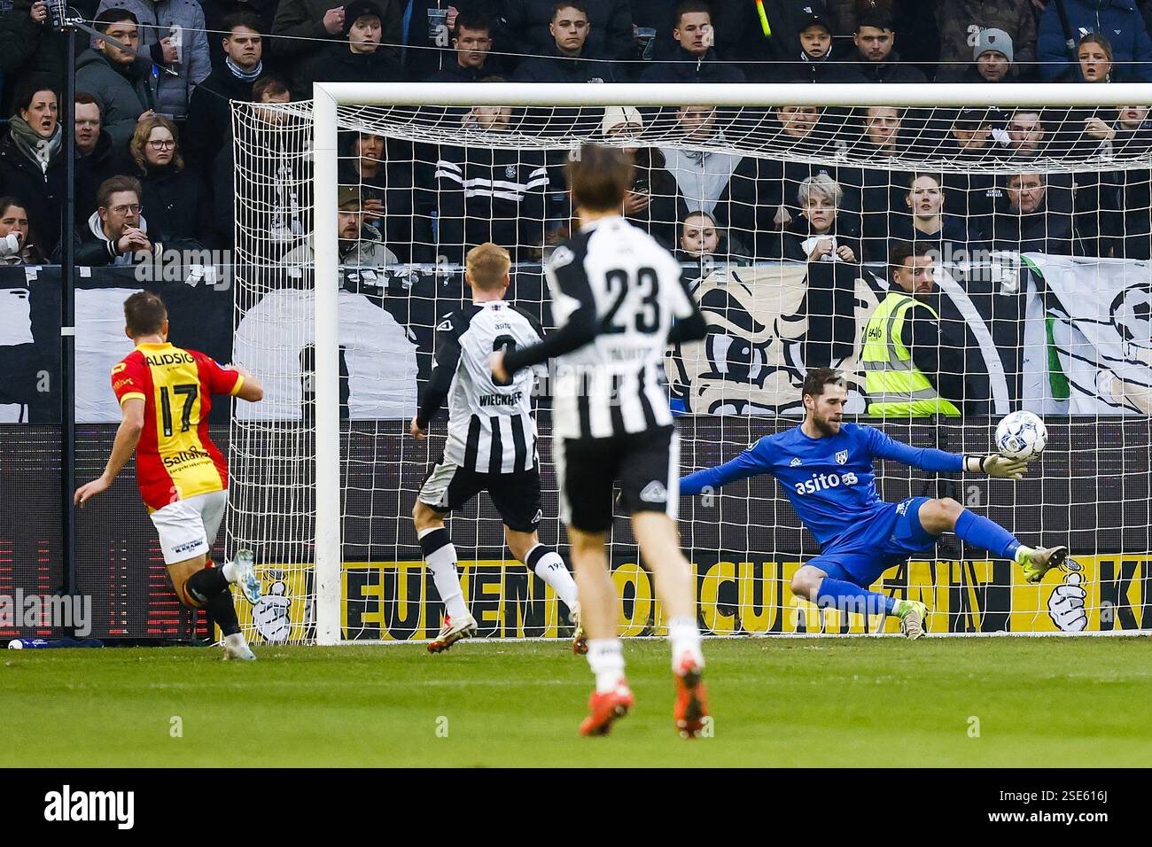 ALMELO - Mathis Suray of Go Ahead Eagles (l) scores 0-1 during the Dutch Eredivisie match ...