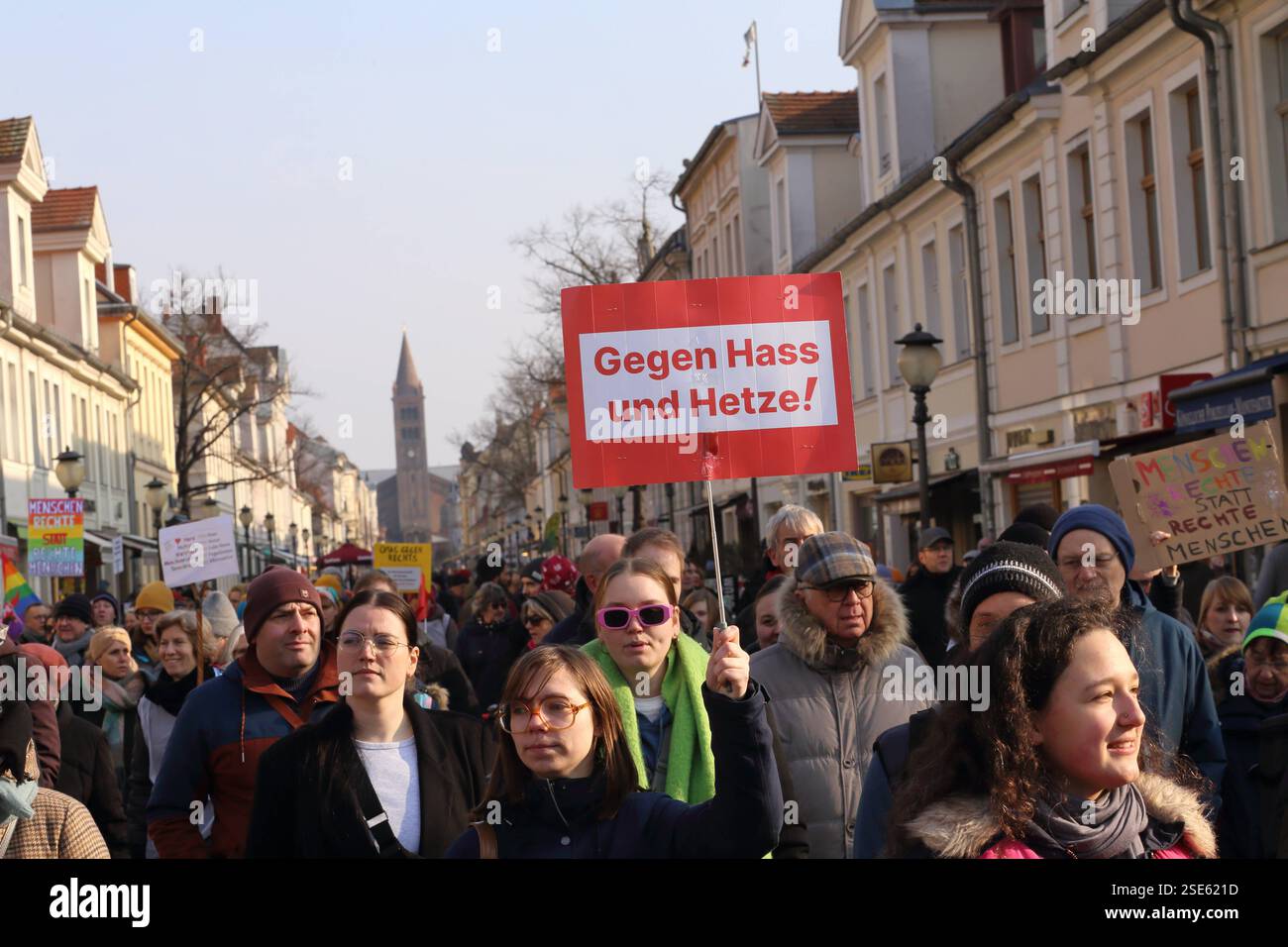 Eine Demonstrantin mit Schild Gegen Hass und Hetze in der Brandenburger Straße während einer ...