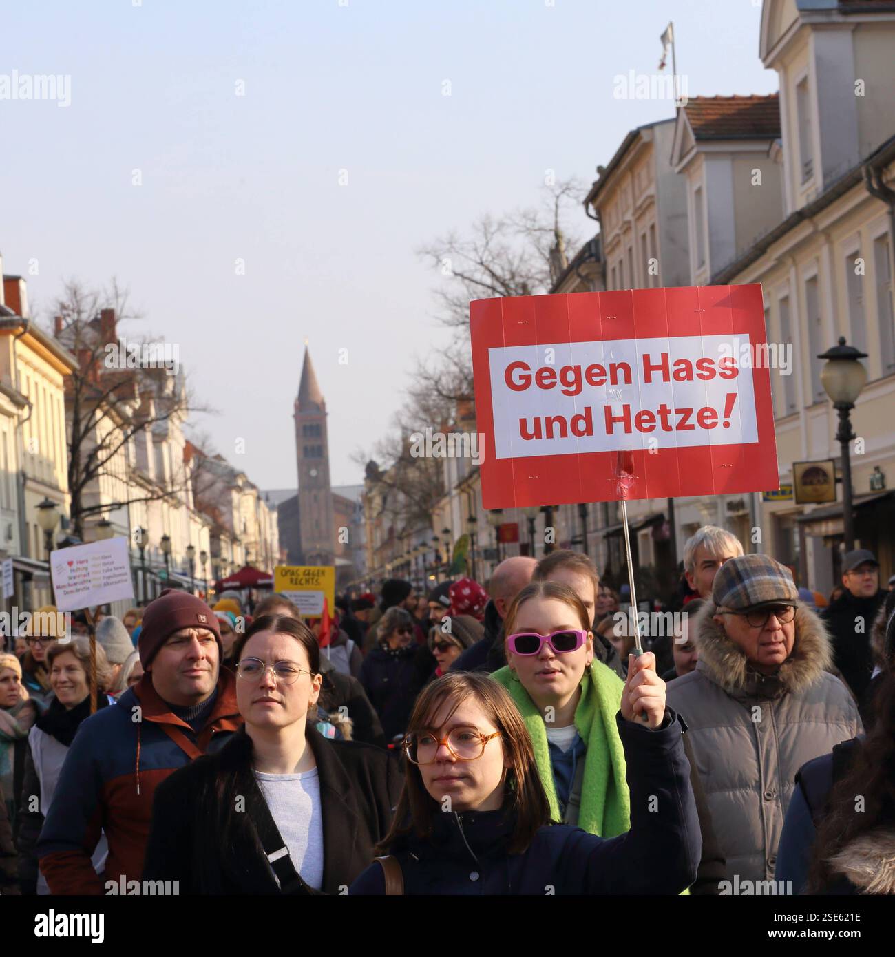 Eine Demonstrantin mit Schild Gegen Hass und Hetze in der Brandenburger Straße während einer ...