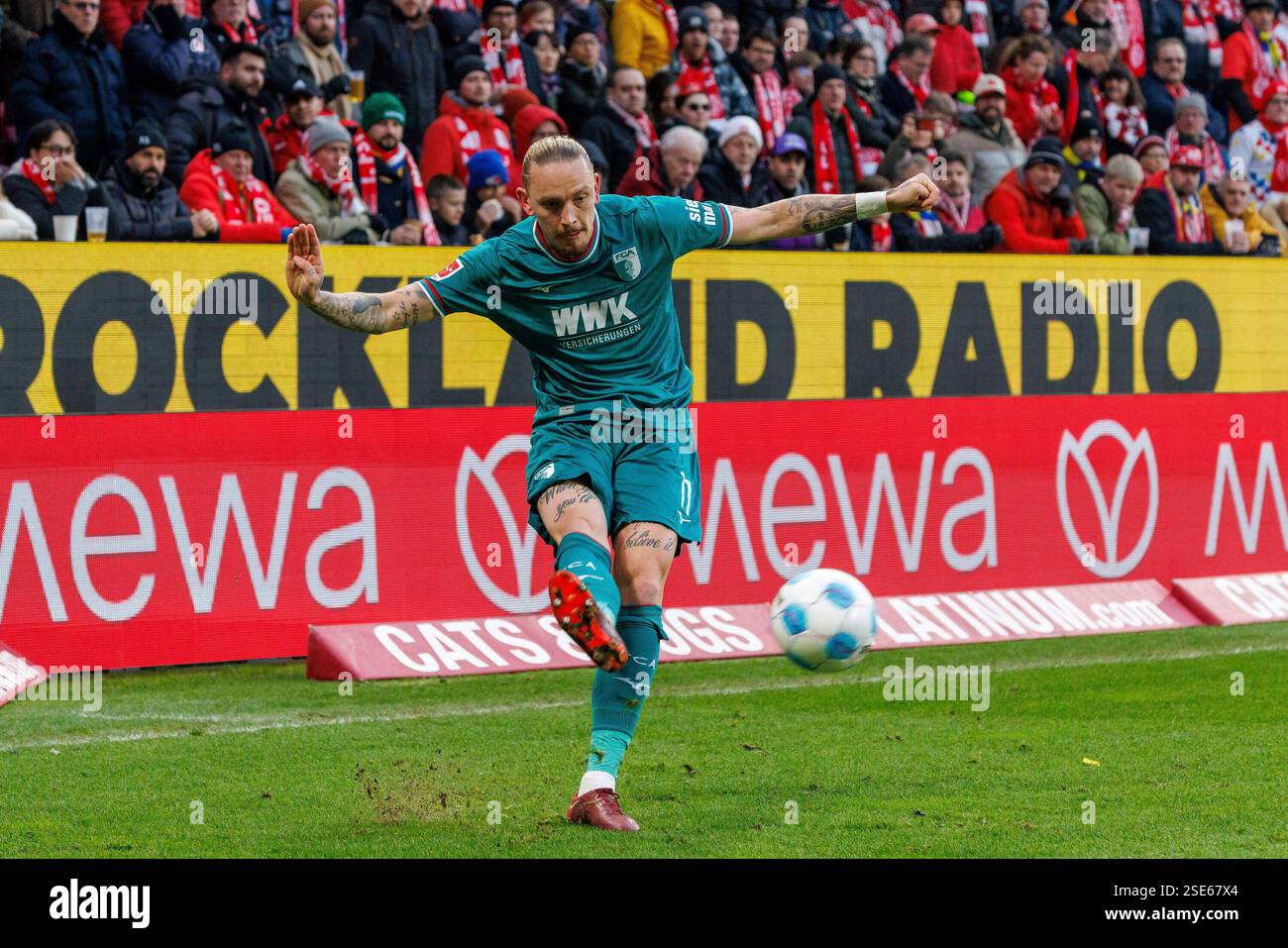 Marius Wolf (FC Augsburg #11) schl?gt eine Flanke Spiel vom 21 ...