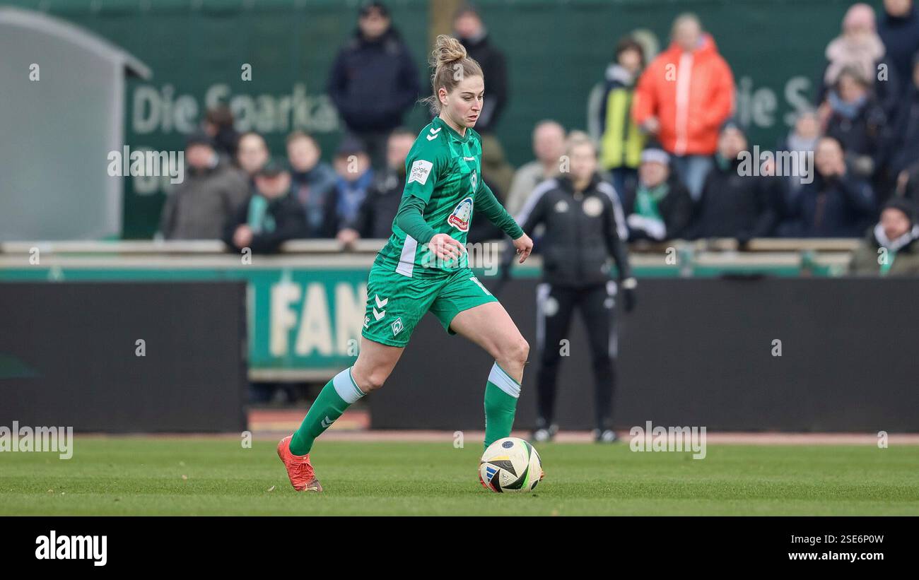 Bremen, Deutschland. 08th Feb, 2025. v.li.: Saskia Matheis (SV Werder ...