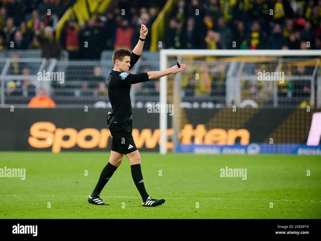 Dortmund, Germany. 08th Feb, 2025. Soccer: Bundesliga, Borussia Dortmund - VfB Stuttgart ...