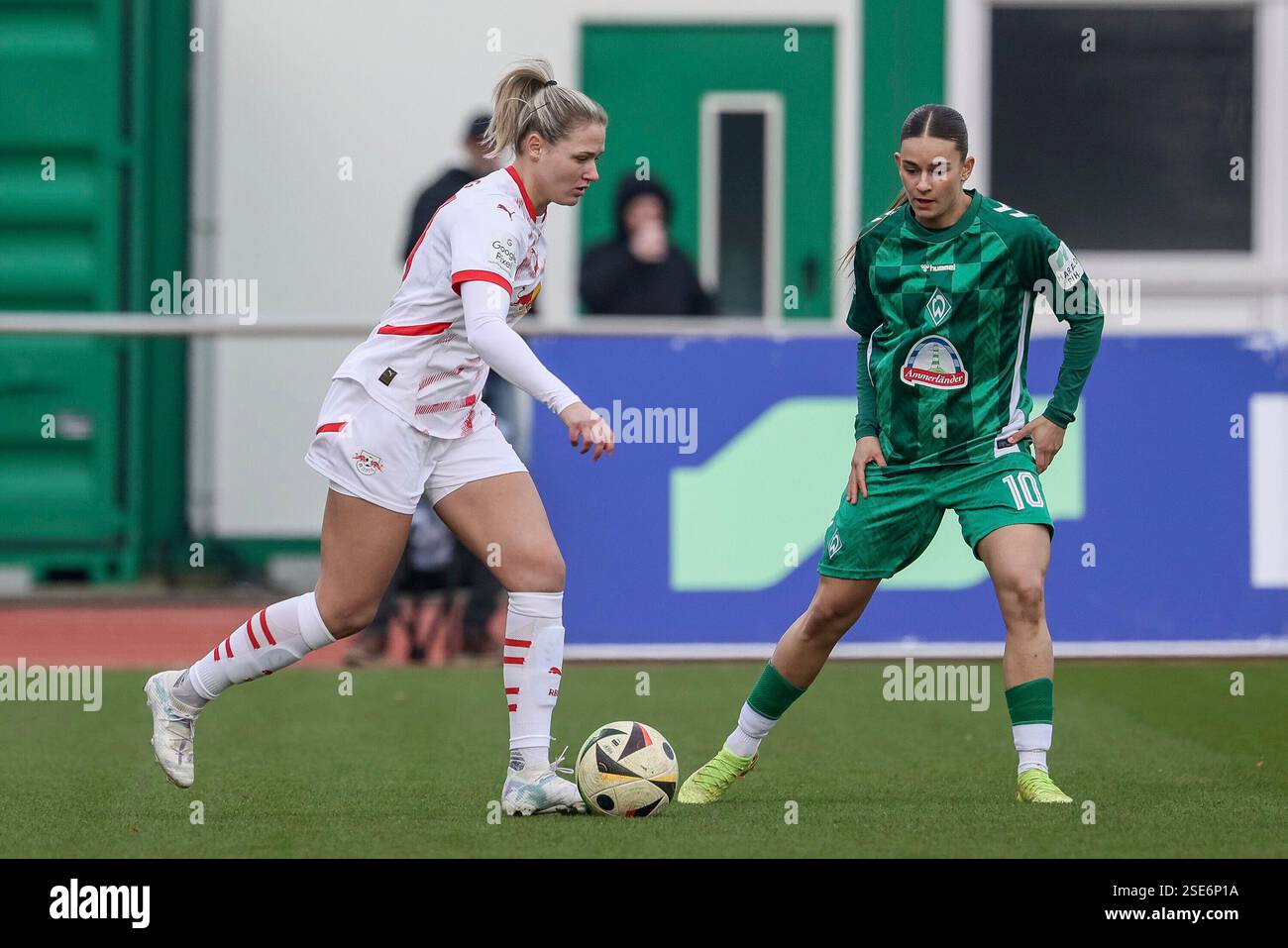 Bremen, Deutschland. 08th Feb, 2025. v.li.: Marleen Schimmer (RB ...