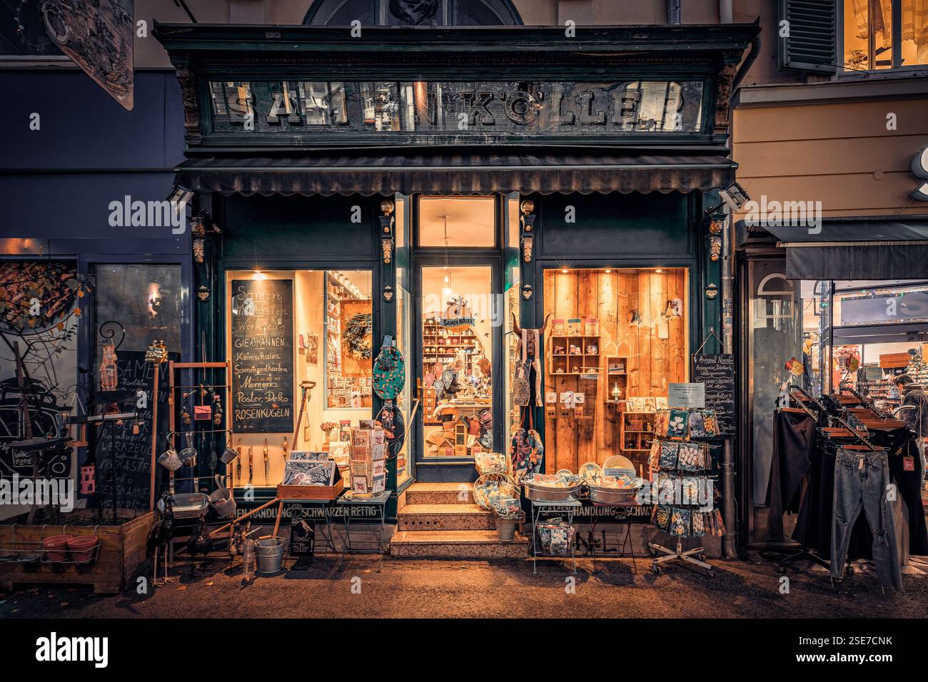 Traditional Retail Shop Stock Photo - Alamy