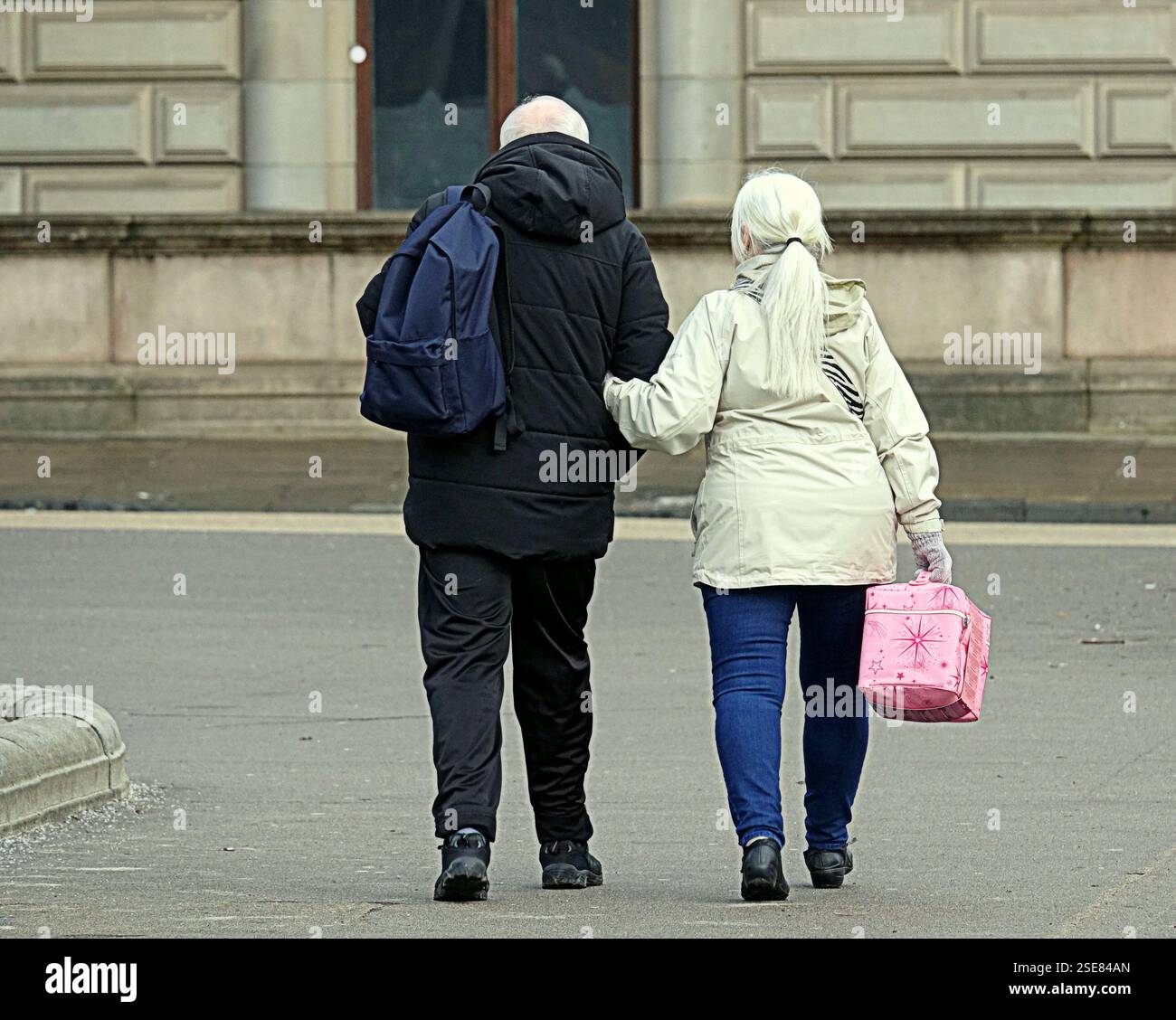 Glasgow, Scotland, UK. 8th February, 2025. UK Weather: Sunny spring day ...