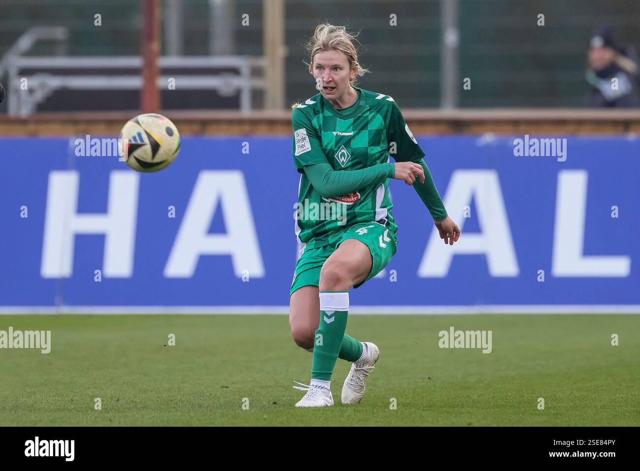 Bremen, Deutschland. 08th Feb, 2025. v.li.: Kaylie Ronan (SV Werder ...