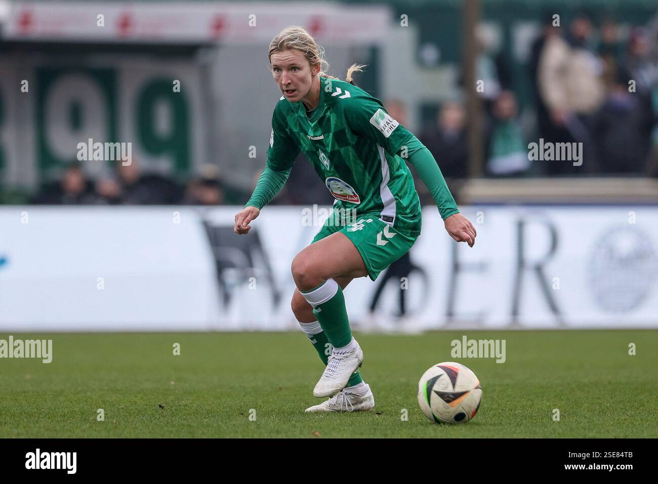 Bremen, Deutschland. 08th Feb, 2025. v.li.: Kaylie Ronan (SV Werder ...