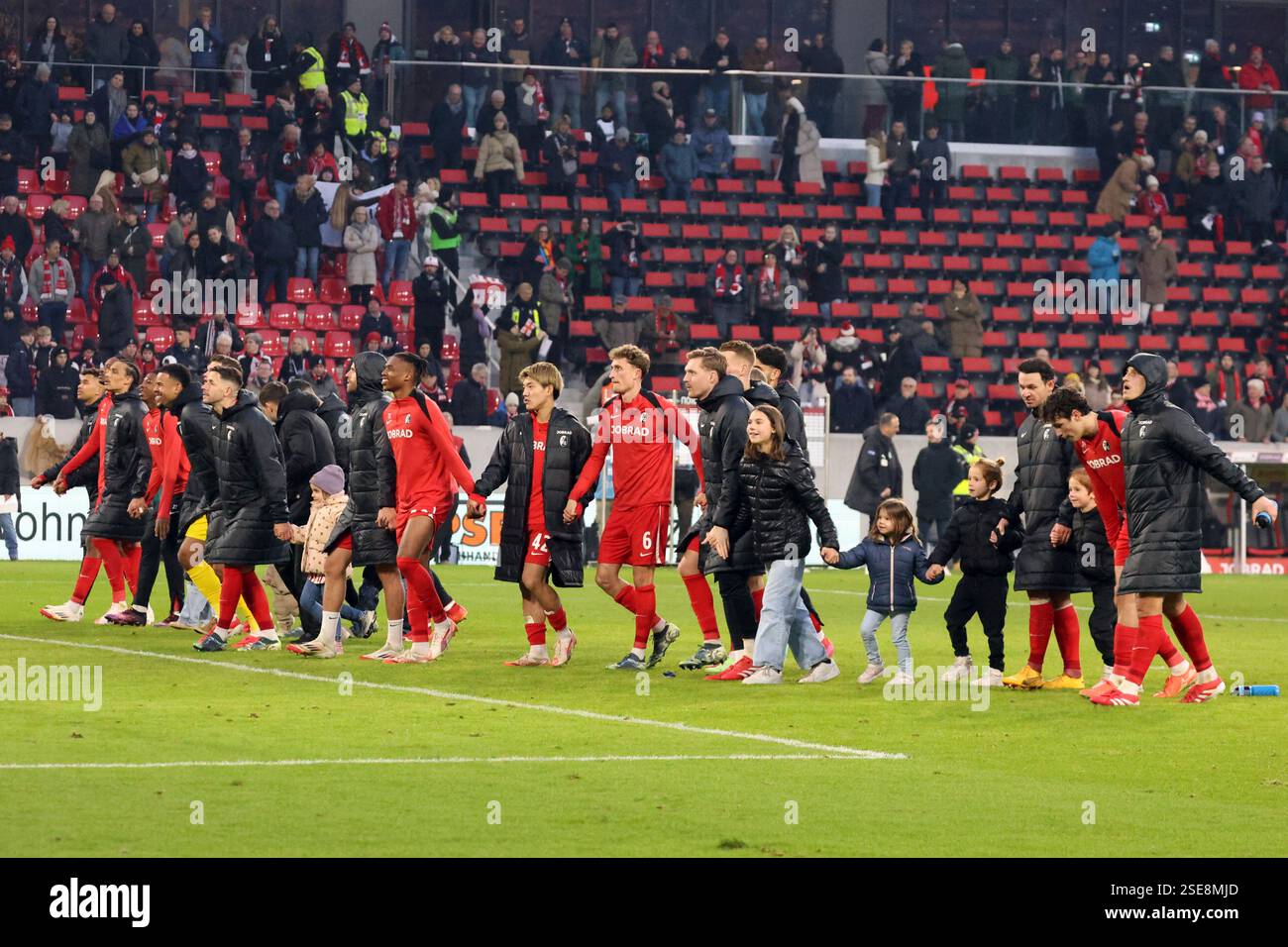 Freiburg, Deutschland. 08th Feb, 2025. Schlussjubel: Mit Kind und Kegel ...