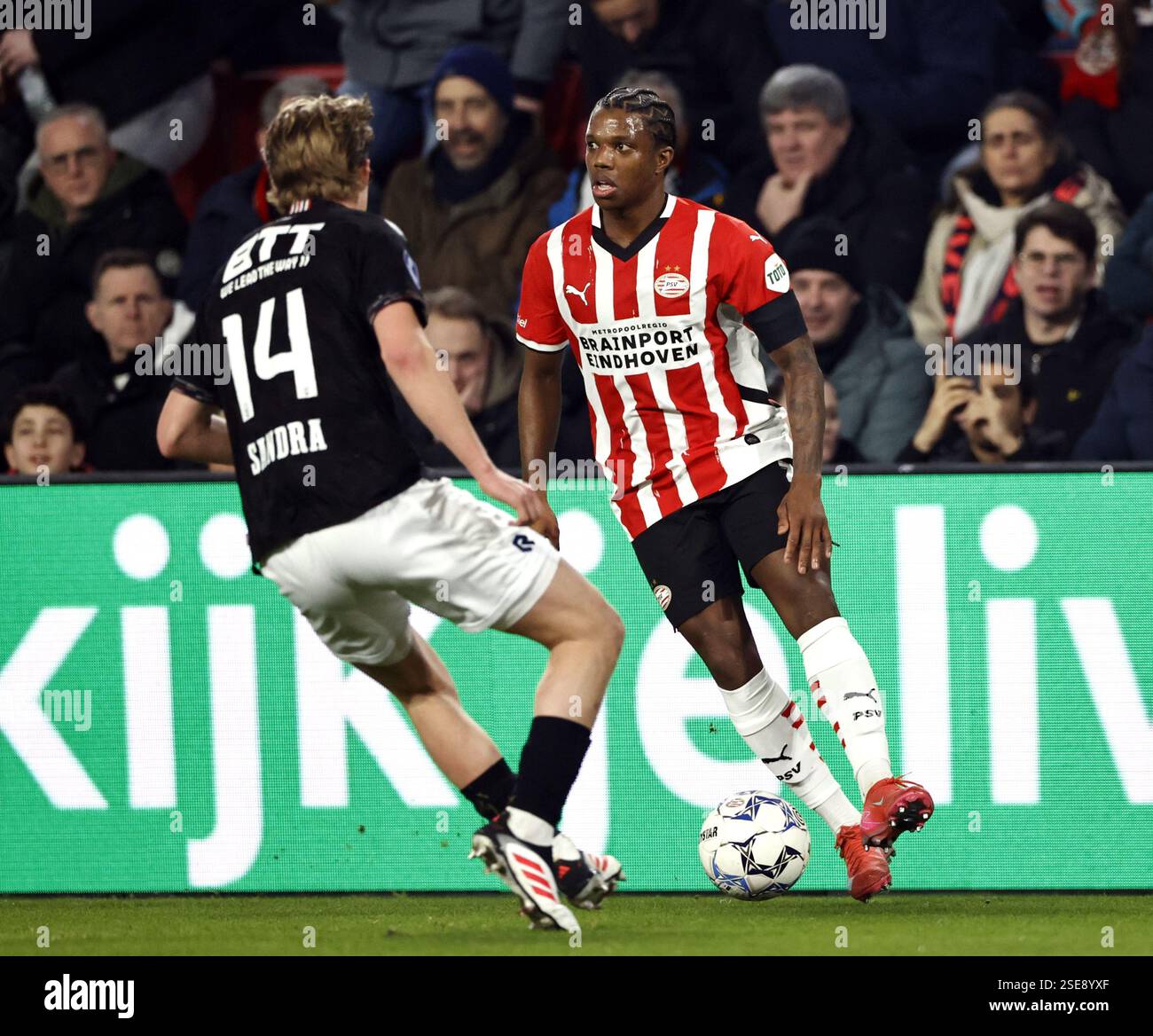 EINDHOVEN - (l-r) Cisse Sandra of Willem II, Tyrell Malacia of PSV ...
