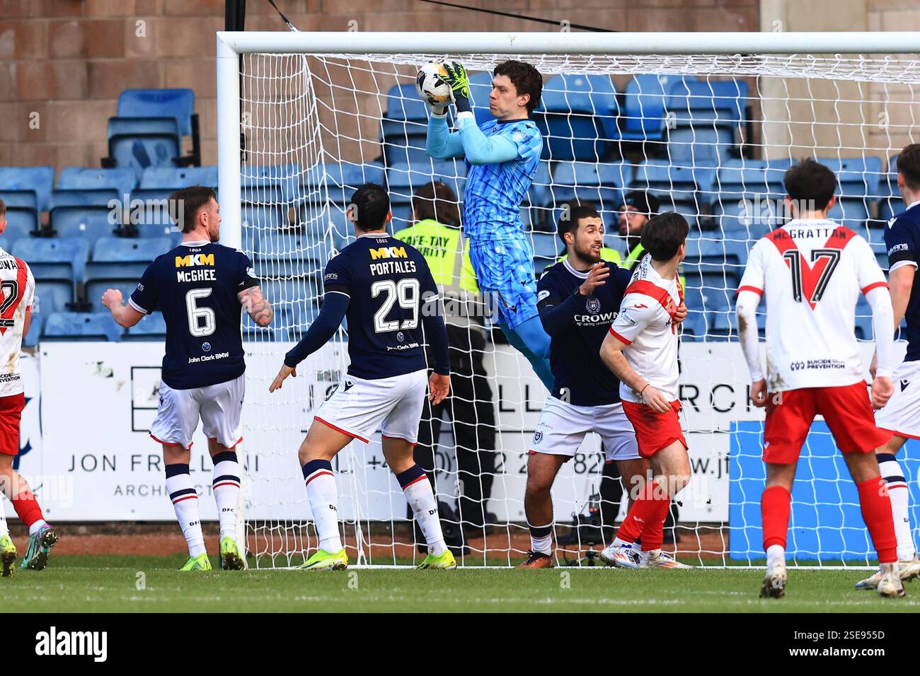 Dens Park, Dundee, UK. 8th Feb, 2025. Scottish Cup Fifth Round Football ...