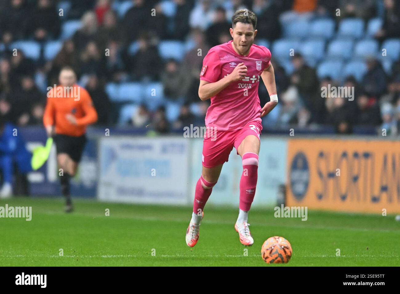 Coventry, UK. 8th February 2025. George Hirst (27 Ipswich Town) goes ...