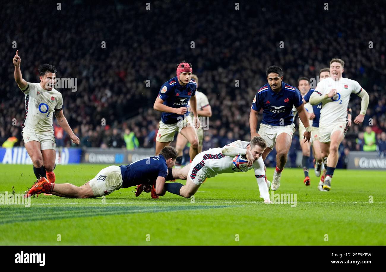 England's Elliot Daly dives to score a try during the Guinness Men's ...