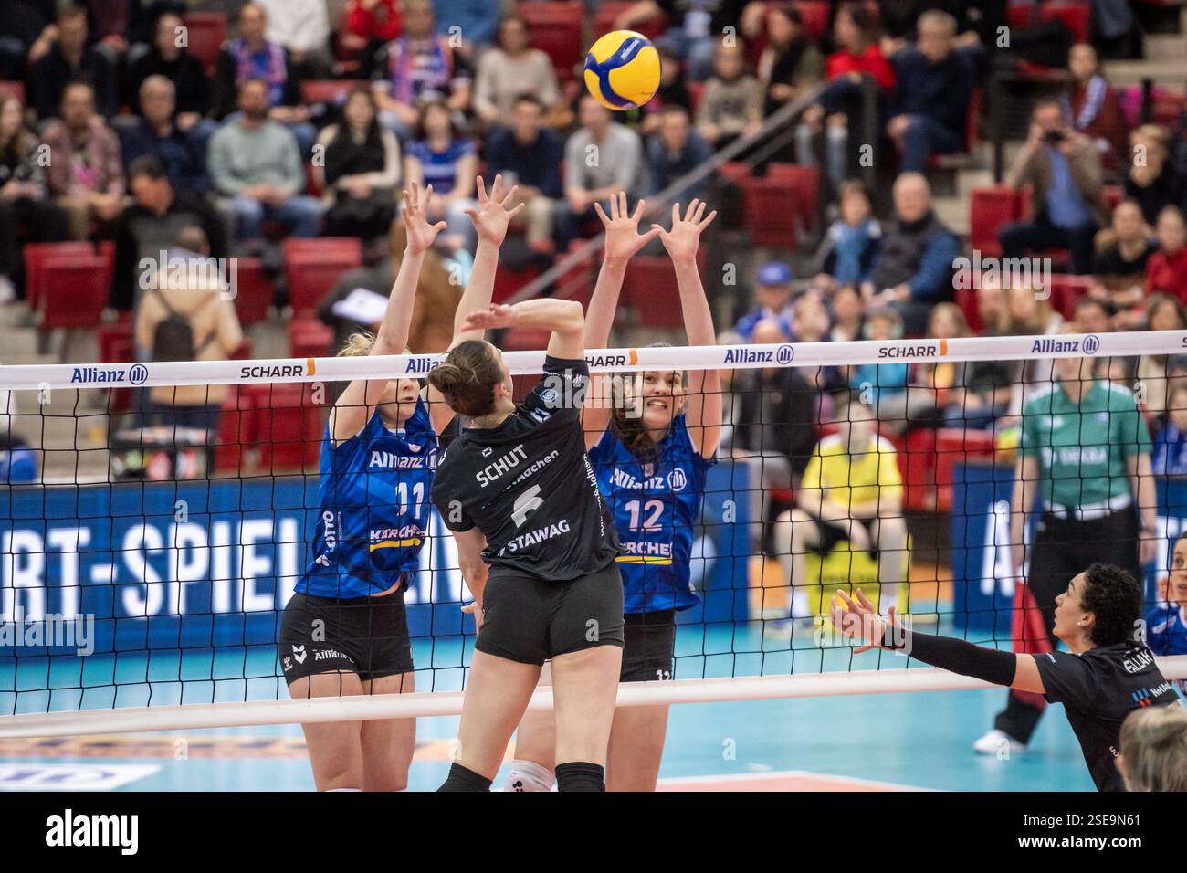 Susan Schut (Ladies in Black Aachen, #06) vs. Pauline Martin (Allianz ...
