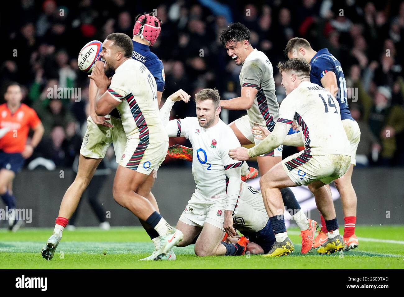 England's Elliot Daly (centre) celebrates scoring the winning try ...