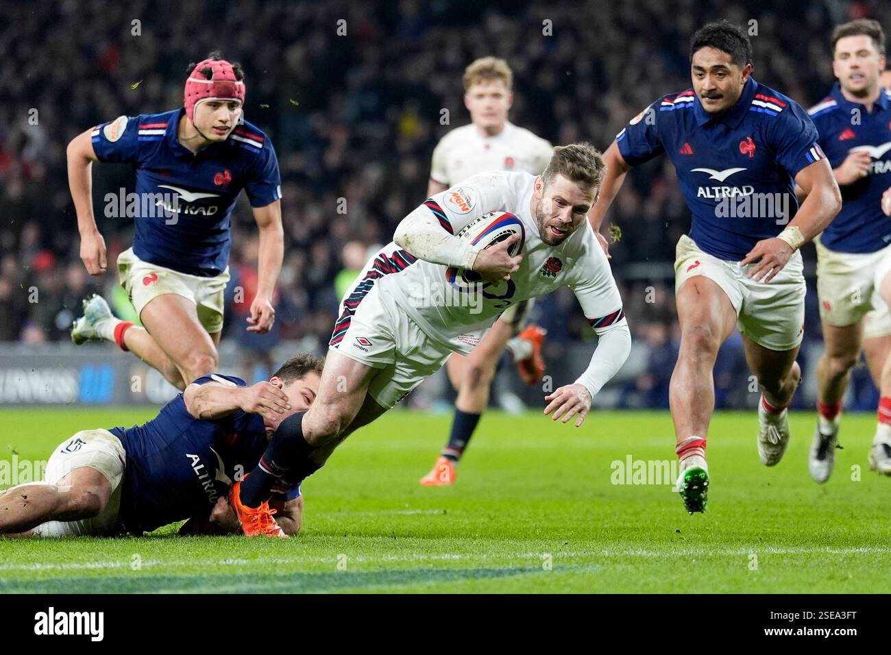 England's Elliot Daly dives to score a try during the Guinness Men's ...