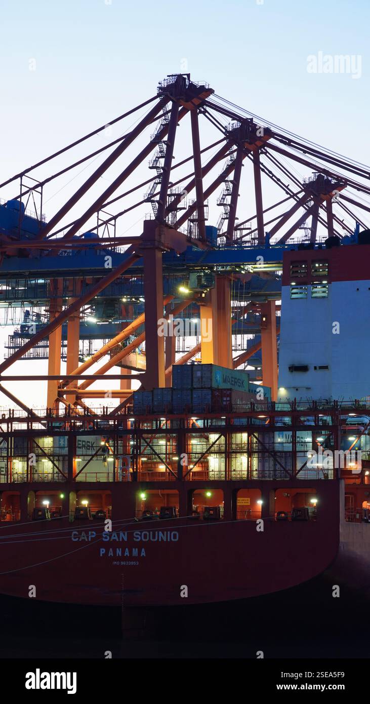 The container ship "‘Cap San Sounio" of the shipping company "Hamburg ...