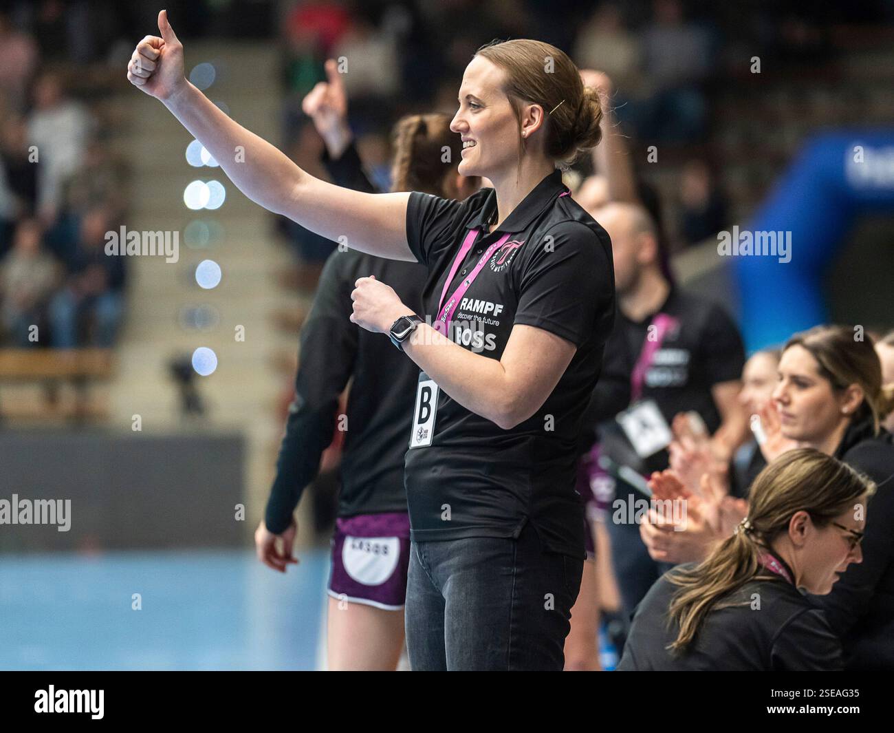 Miriam Hirsch, Cheftrainerin (TuS Metzingen) ist zufrieden, Frisch Auf ...