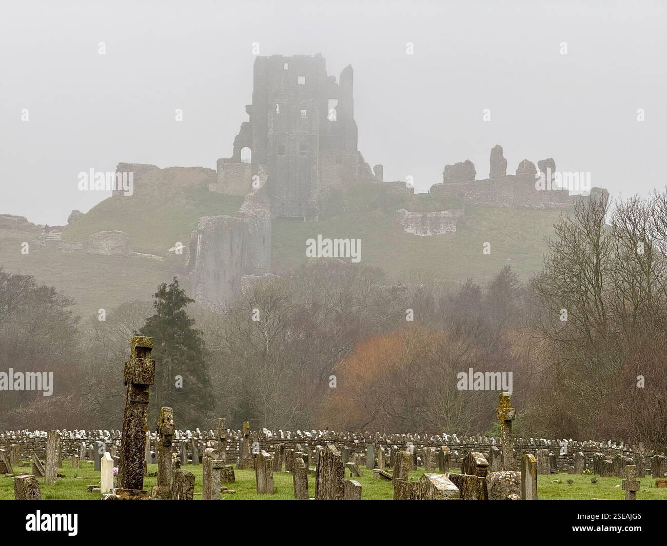 Medieval castle mist hi-res stock photography and images - Alamy