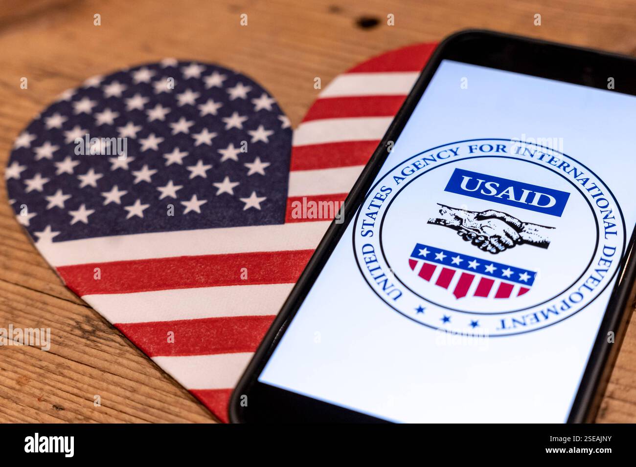 USAID-Logo mit Herz-Motiv der US-Flagge 08.02.25, Selters: Symbolfoto ...