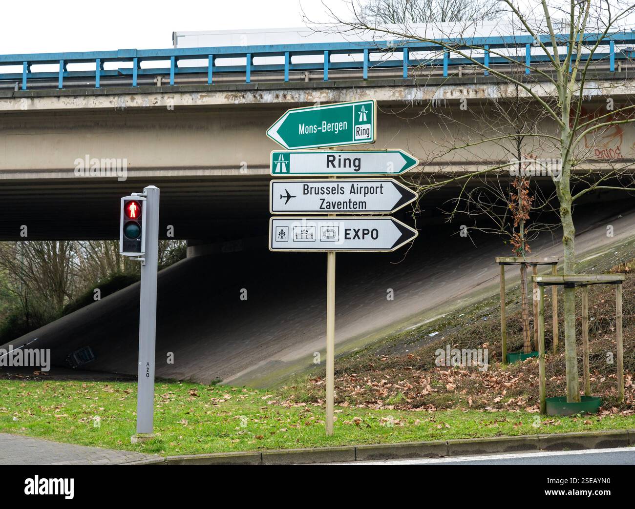 Traffic signs to the Ring road R 0 and the highway in Anderlecht ...