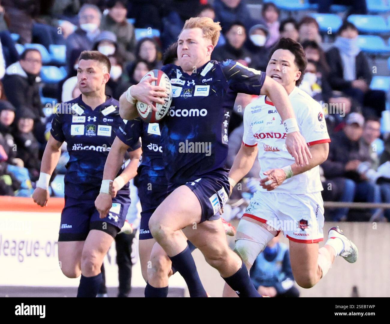 Tokyo, Japan. 8th Feb, 2025. Urayasu D-Rocks center Shane Gates carries ...
