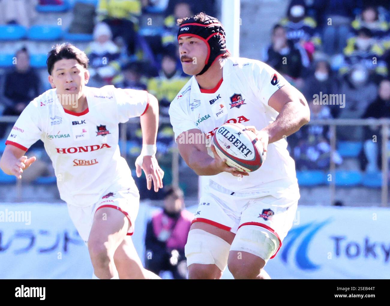 Tokyo, Japan. 8th Feb, 2025. Mie Honda Heat scrum No.8 Talifolofola Tangipa carries the ball ...
