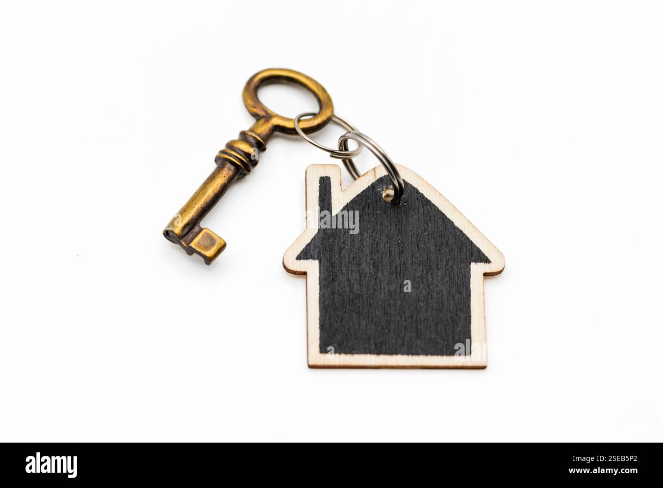 Llavero de madera con forma de casa con una llave, aislado en blanco ...