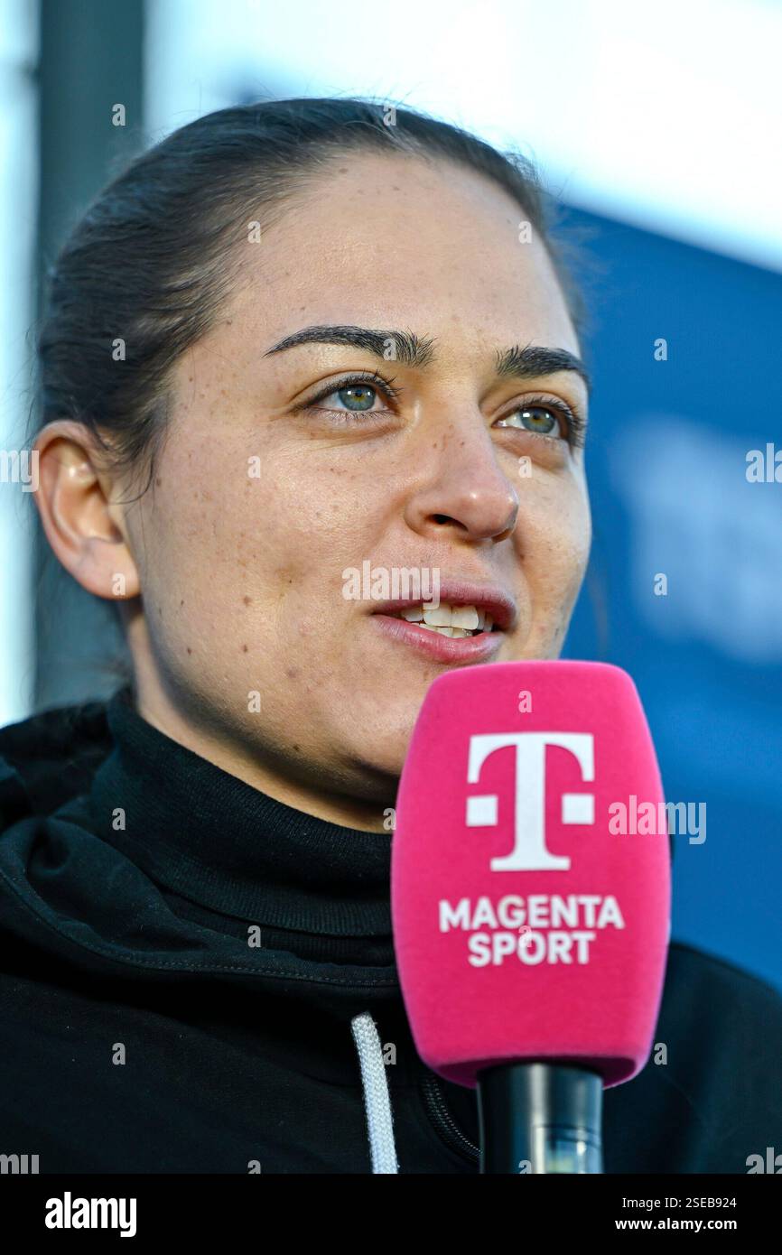 Trainerin Sabrina Wittmann (FC Ingolstadt) beim Interview, TV ...