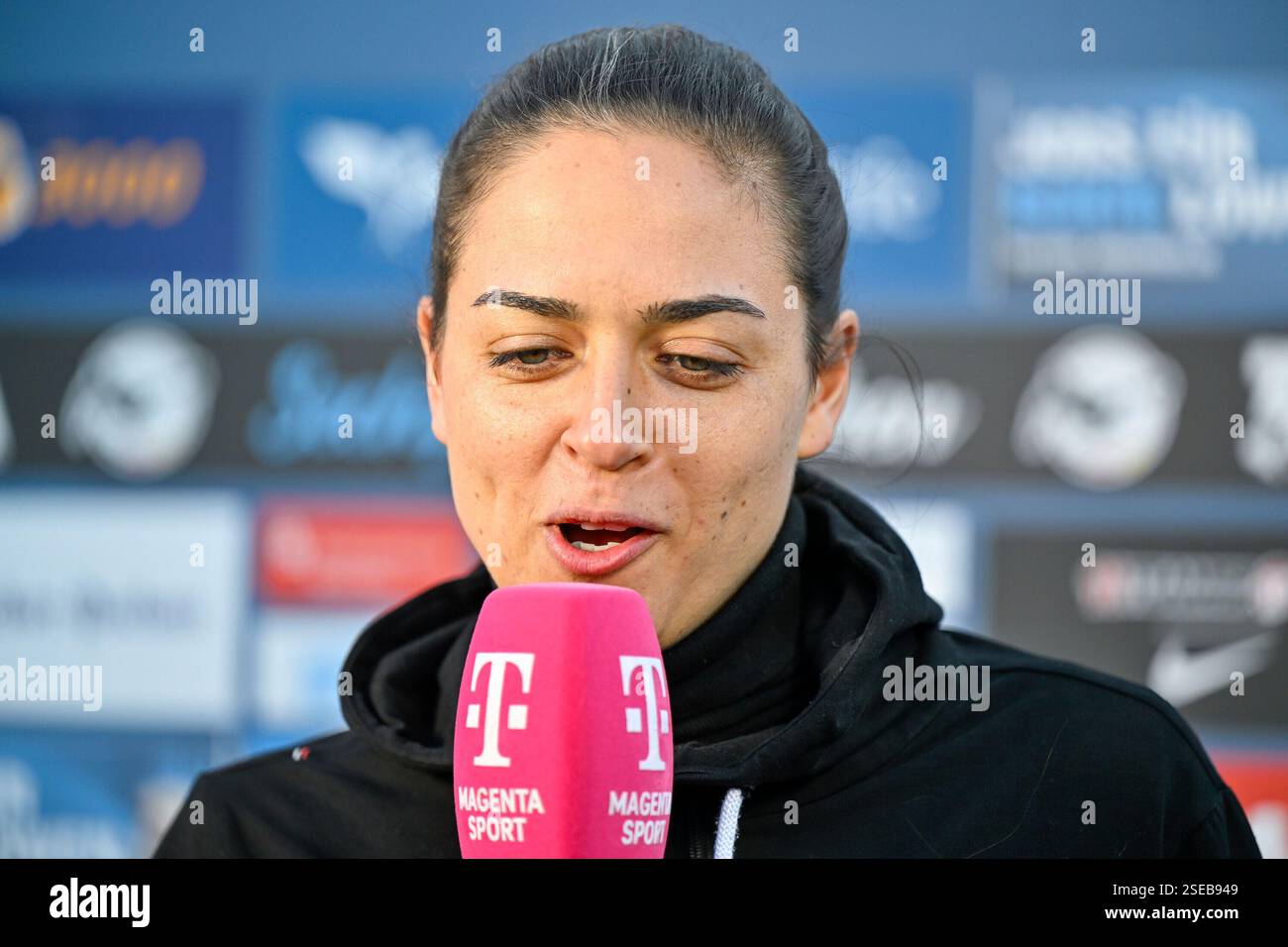 Trainerin Sabrina Wittmann (FC Ingolstadt) lachend, fröhlich beim ...