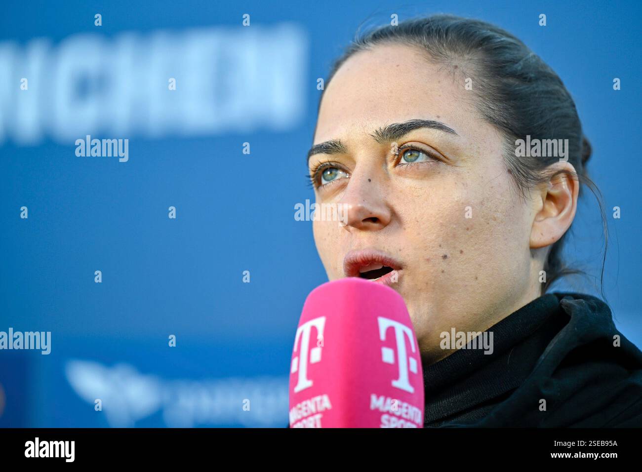 Trainerin Sabrina Wittmann (FC Ingolstadt) beim Interview, TV ...