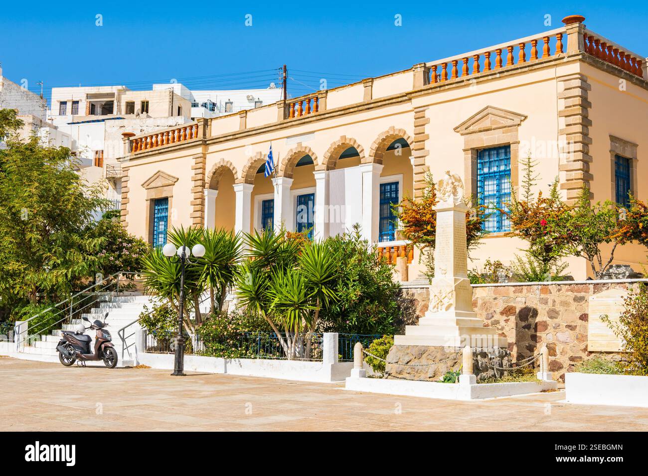 Town hall square and typical Greek architecture in Plaka village, Milos ...