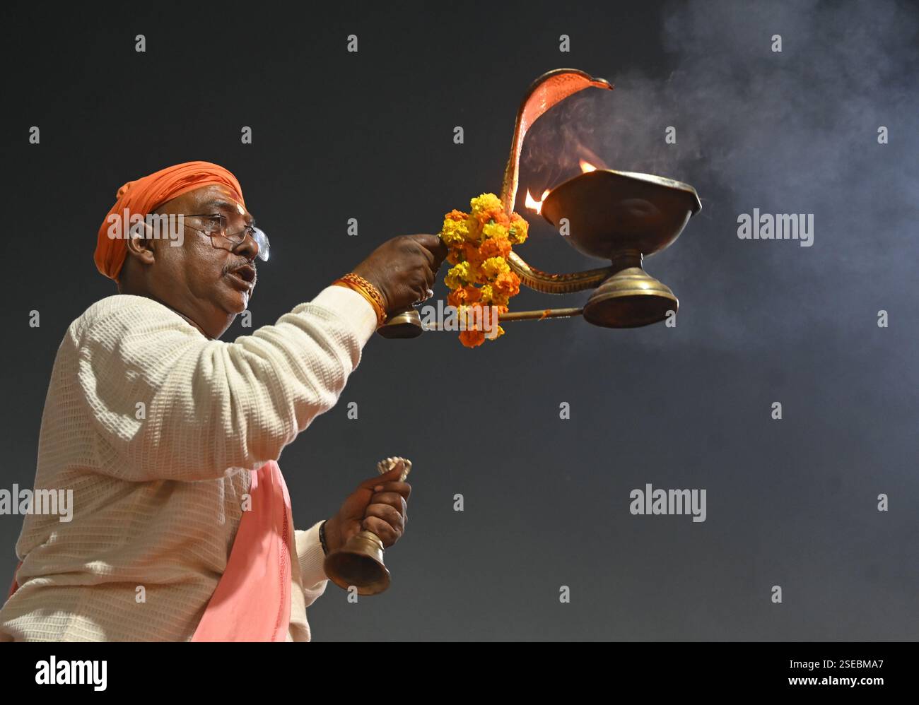 Prayagraj, Uttar Pradesh, India. 8th Feb, 2025. Priest perform 'Ganga Arti' during ongoing ...