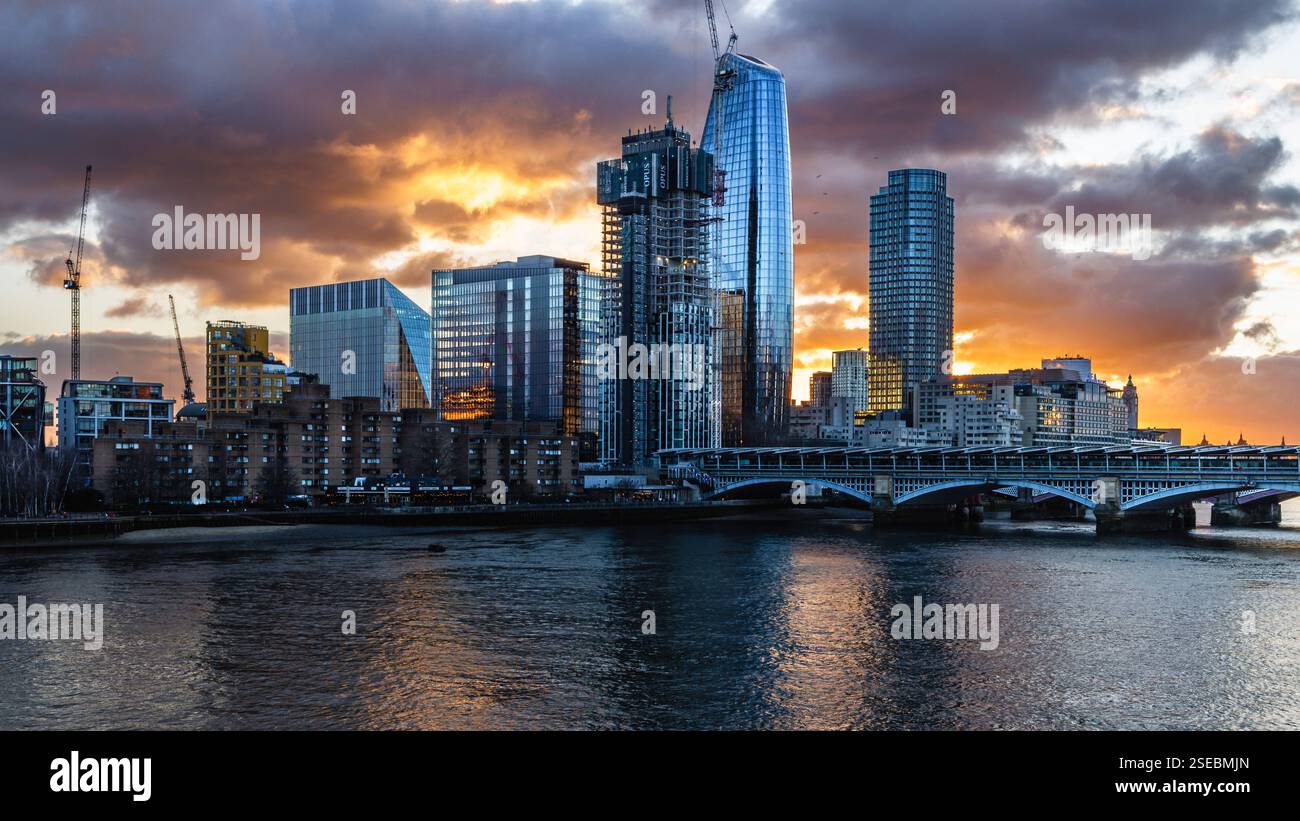 London golden hour sky hi-res stock photography and images - Alamy