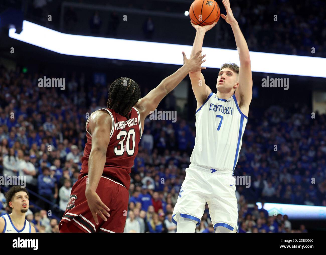 Kentucky's Andrew Carr (7) shoots while pressured by South Carolina's ...