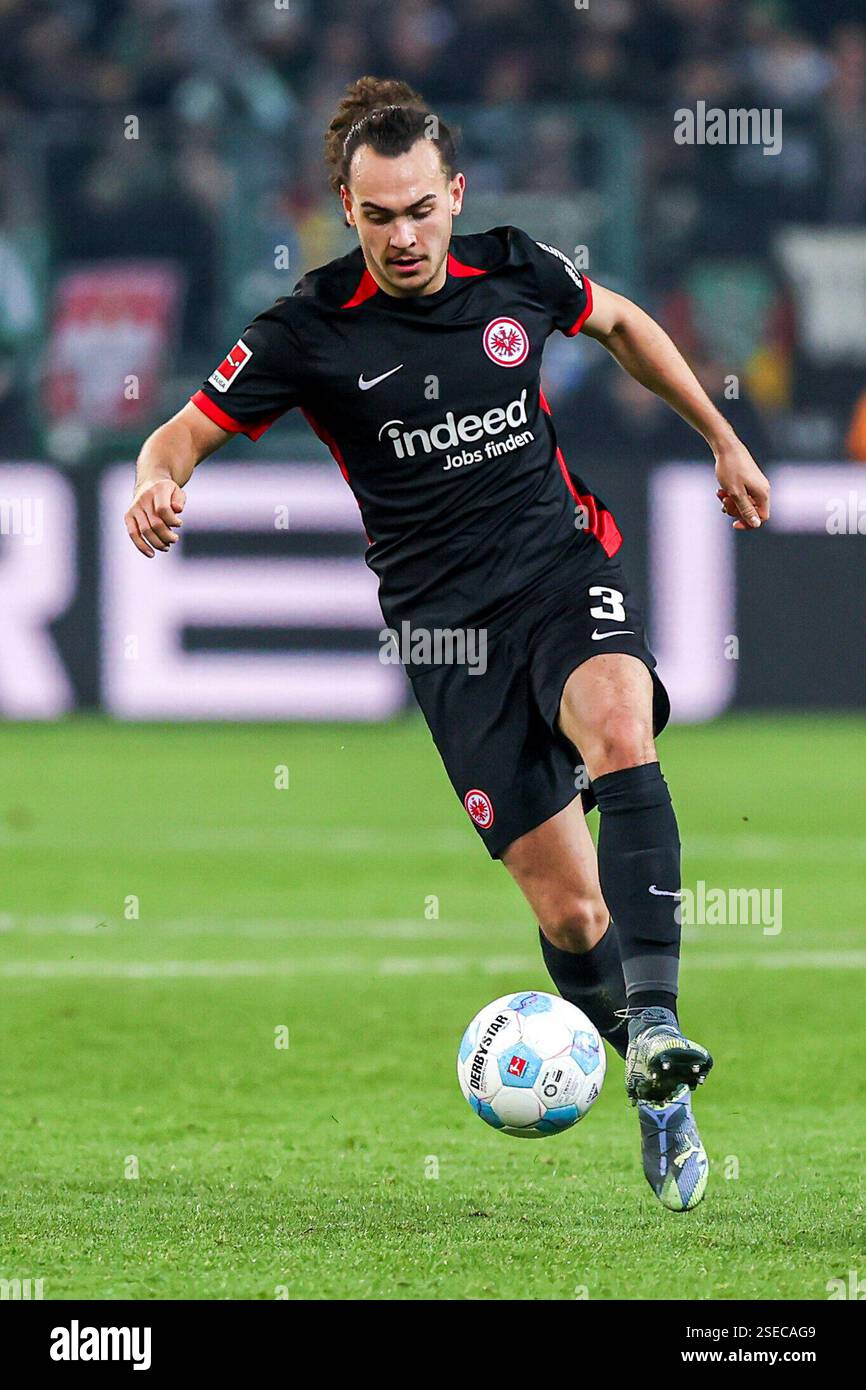 Arthur Theate (Eintracht Frankfurt, #3) am Ball, in Aktion ...