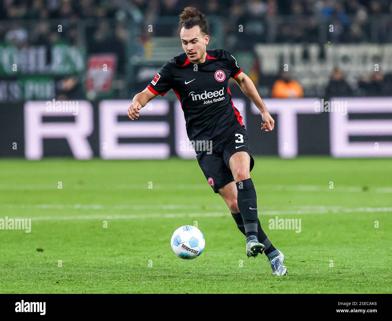Arthur Theate (Eintracht Frankfurt, #3) am Ball, in Aktion ...