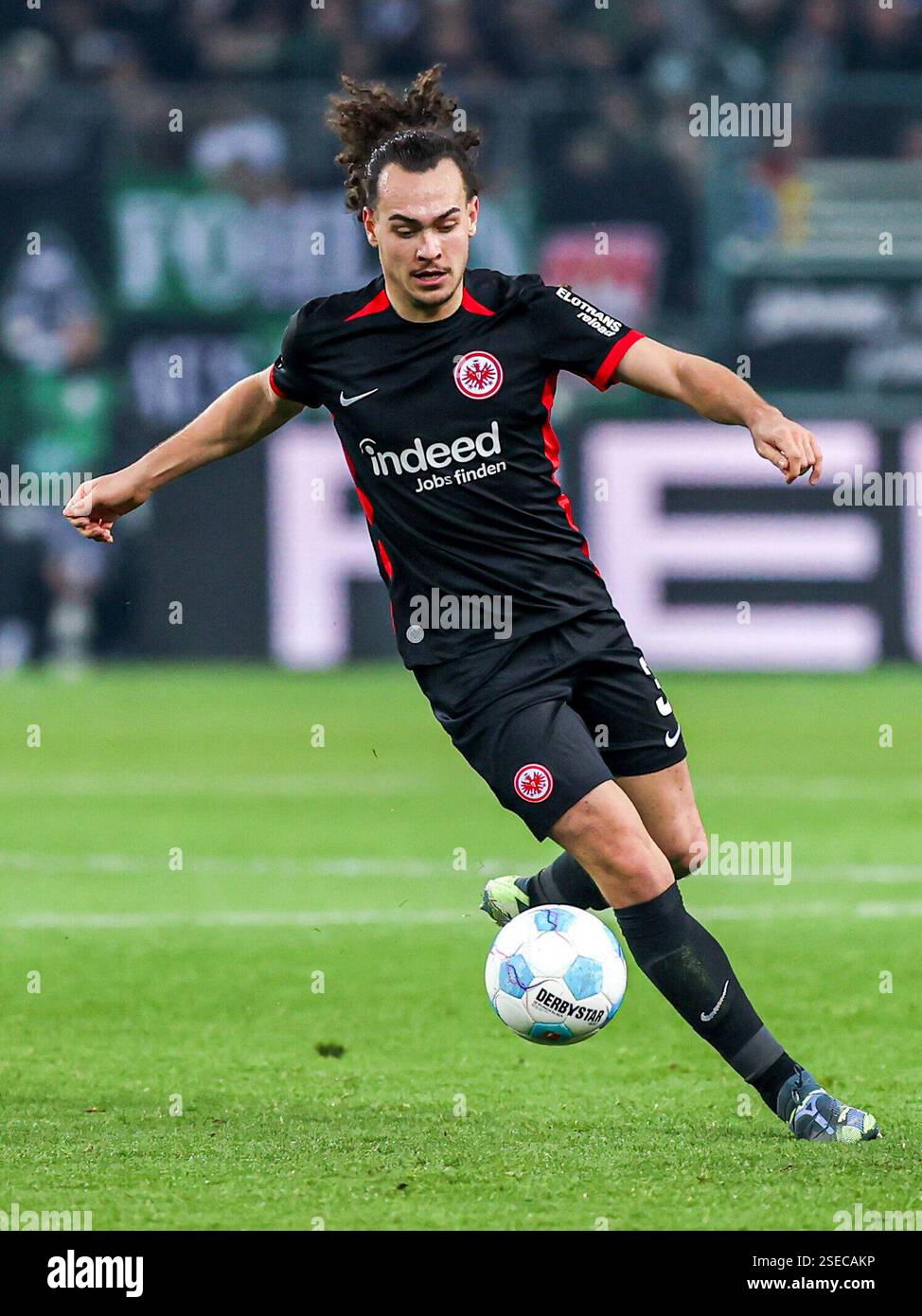 Arthur Theate (Eintracht Frankfurt, #3) am Ball, in Aktion ...
