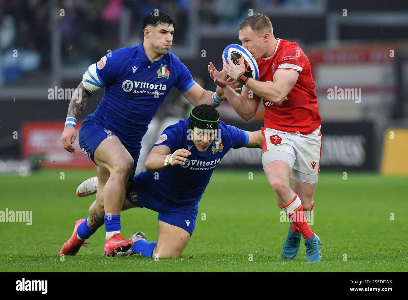Rome, Lazio. 08th Feb, 2025. Josh Hathaway of Wales, Juan Ignacio Brex ...