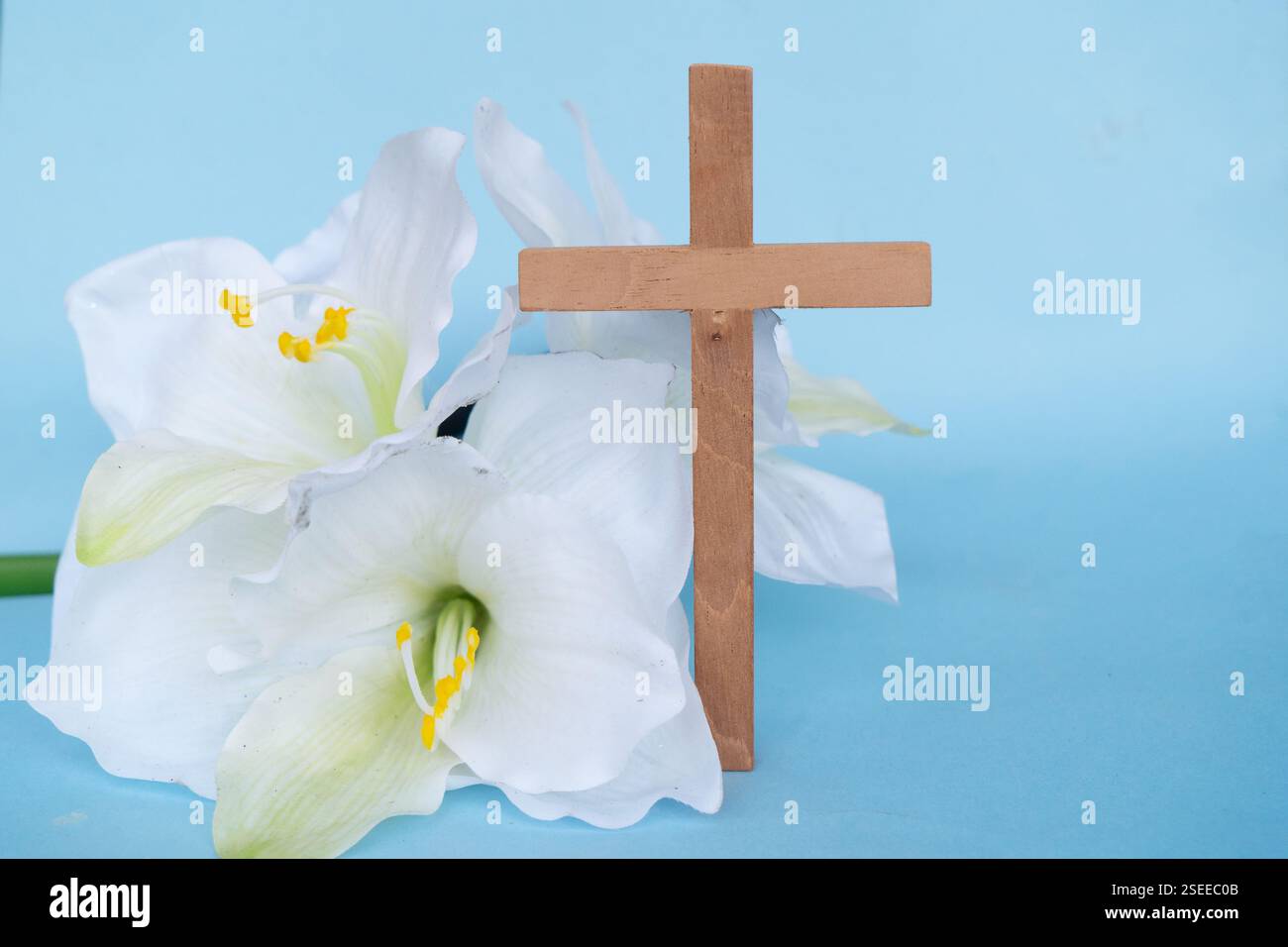 Simple design of an Easter cross with lilies Stock Photo - Alamy